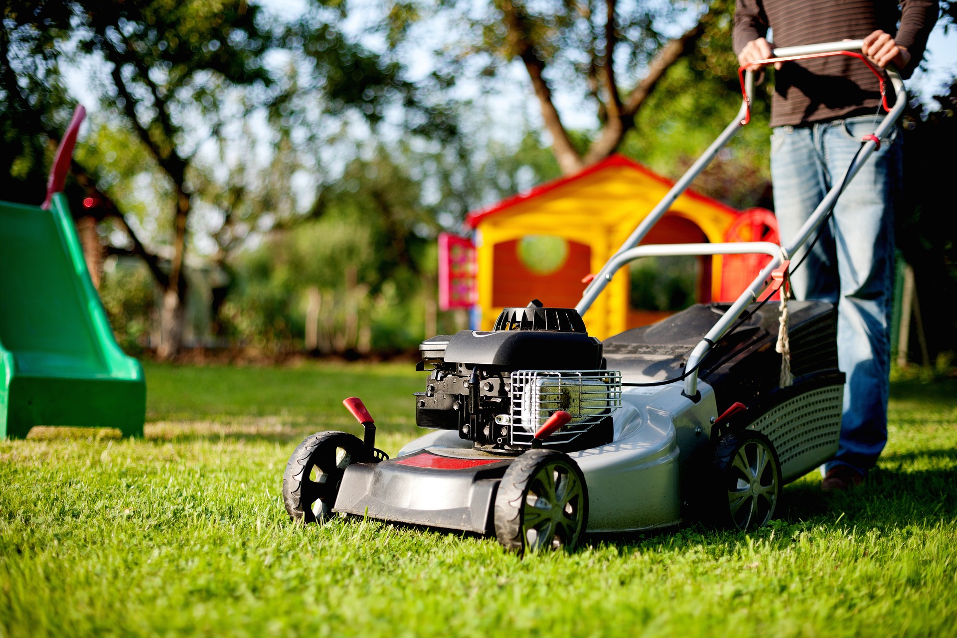 8 Lawn Mower Features and When They Matter | HireRush Blog